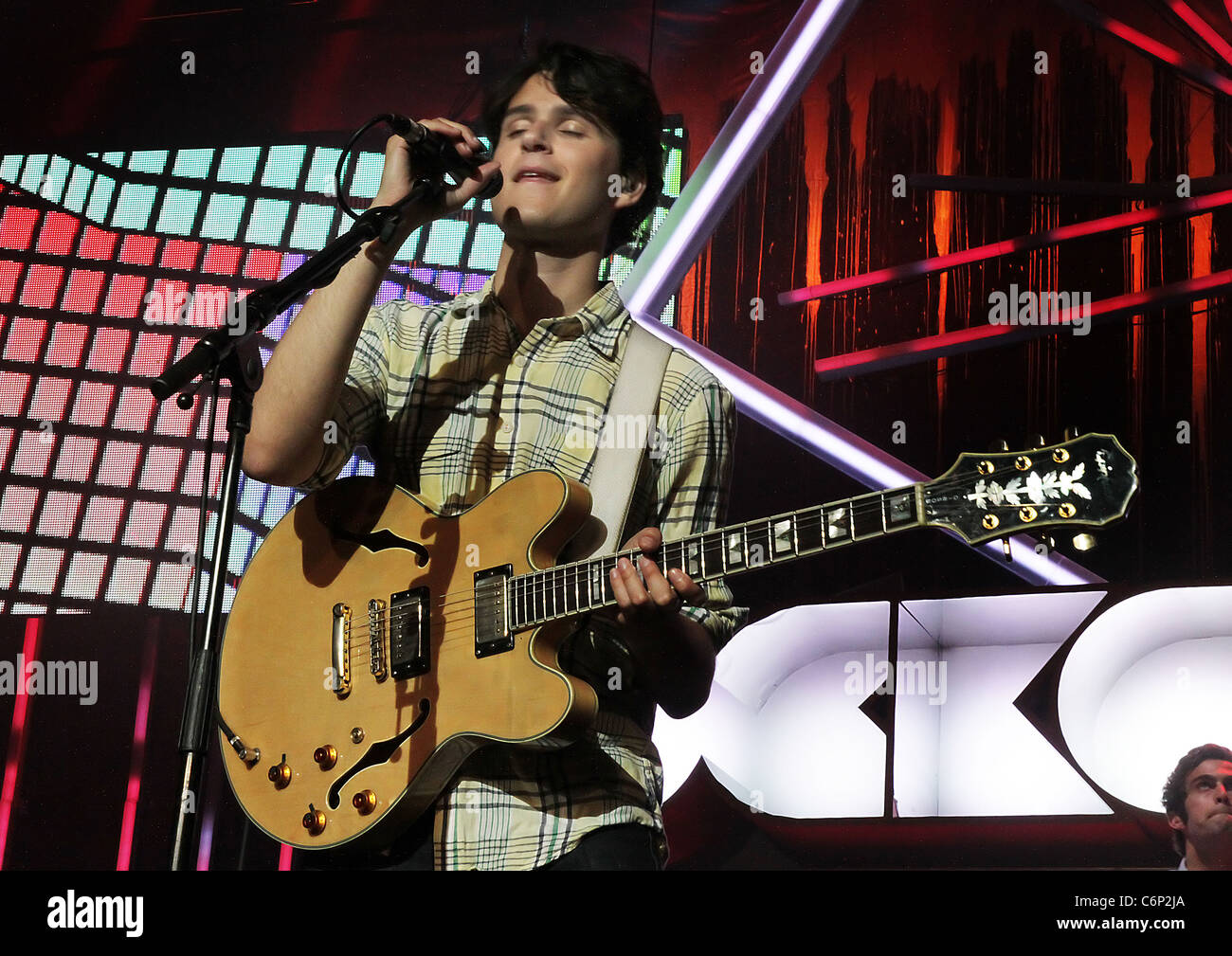 Vampire weekend performing hi-res stock photography and images - Alamy