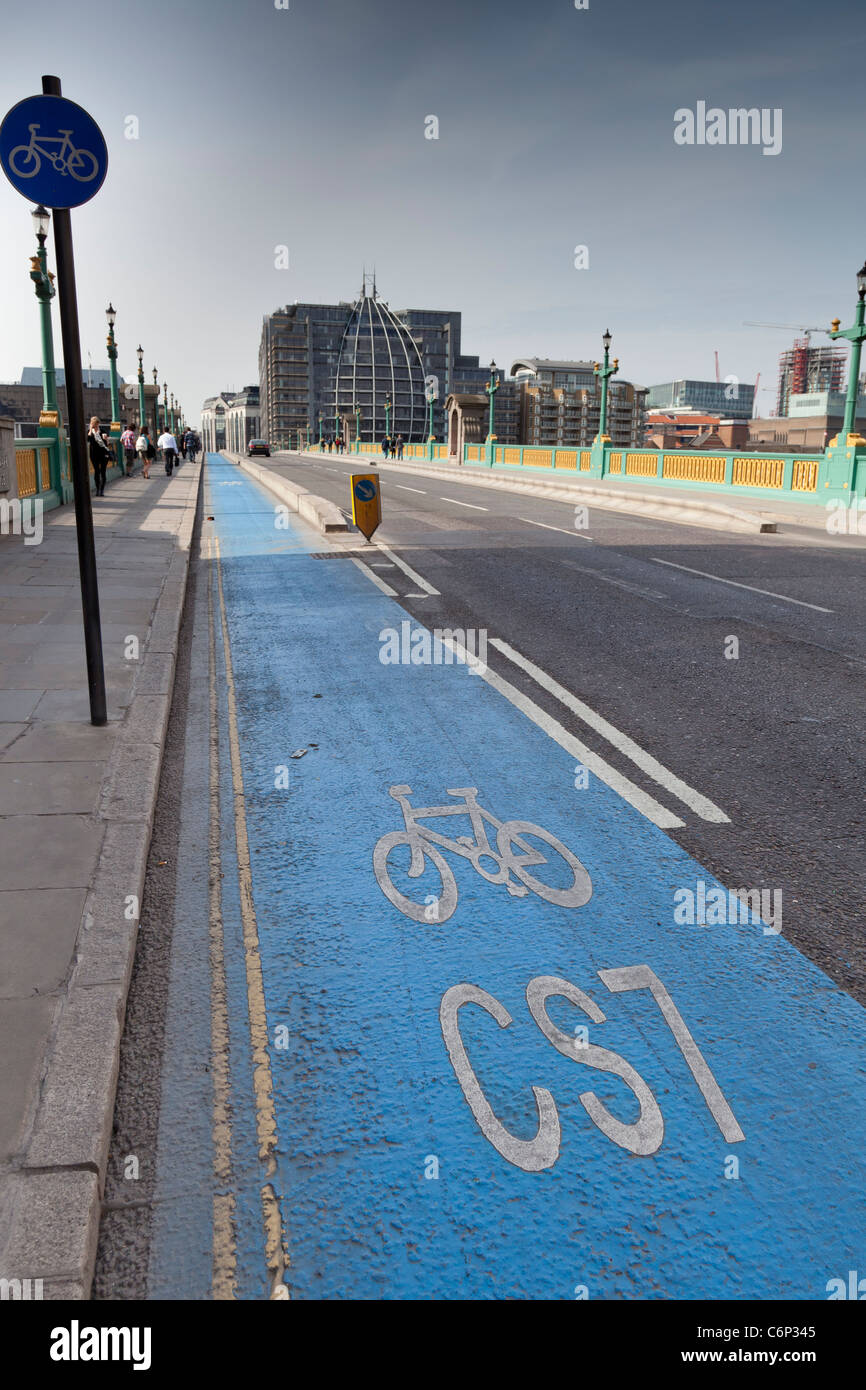 Blue cycle pathway on Southwark Bridge, London, England Stock Photo - Alamy