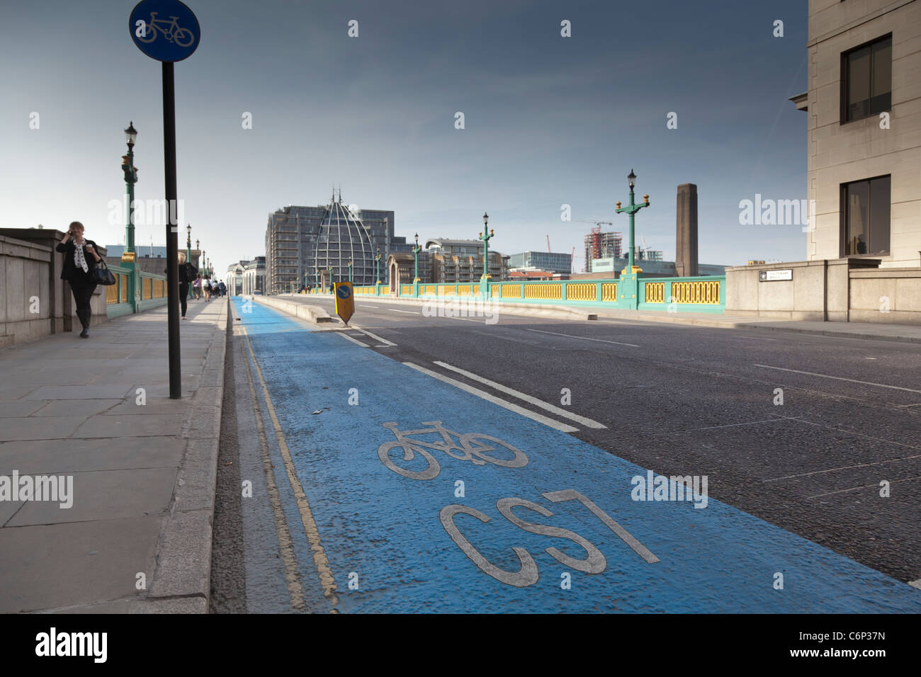Blue cycle pathway on Southwark Bridge, London, England Stock Photo - Alamy