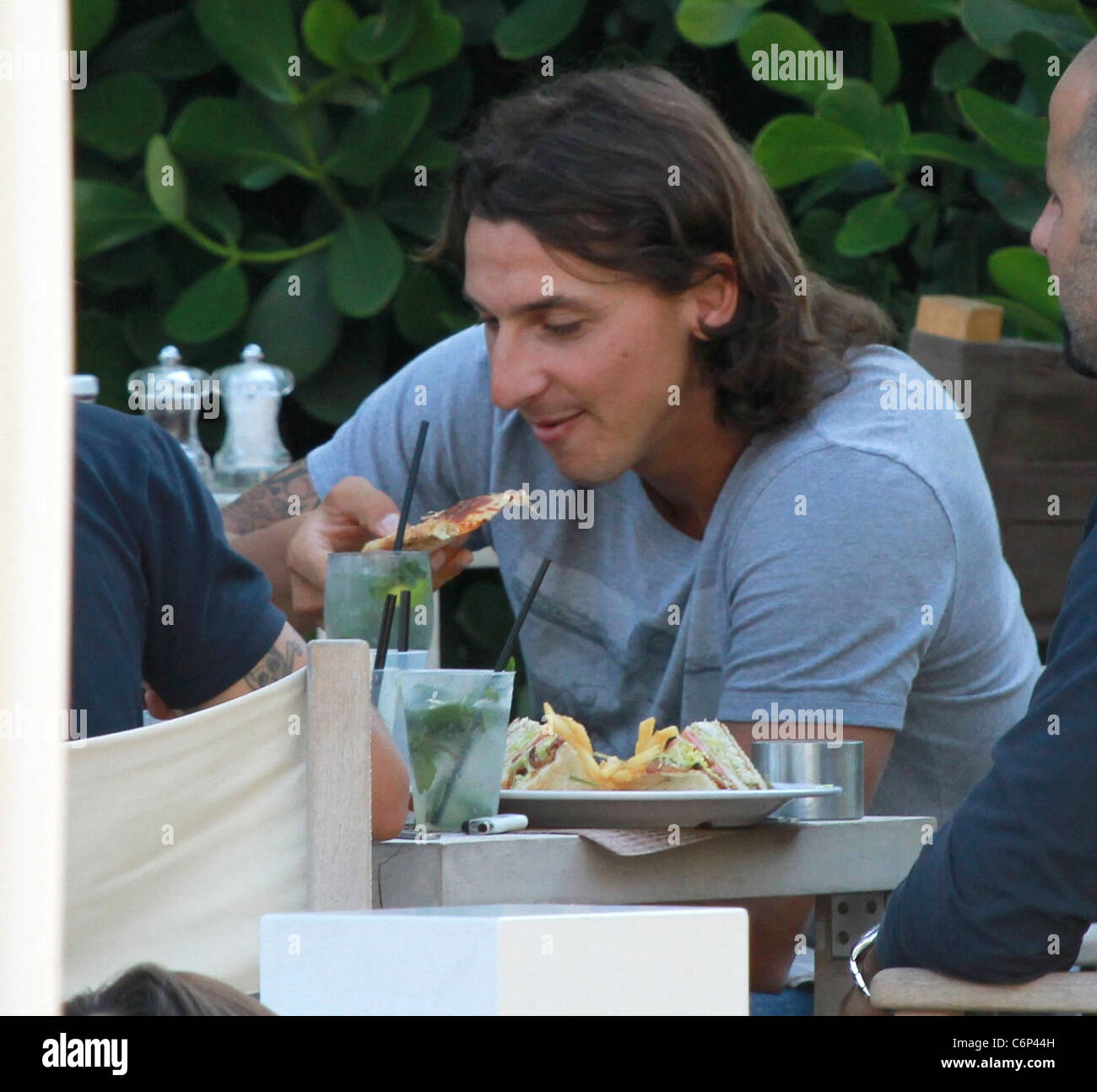 Zlatan Ibrahimovic has lunch with friends while on holiday in Miami ...