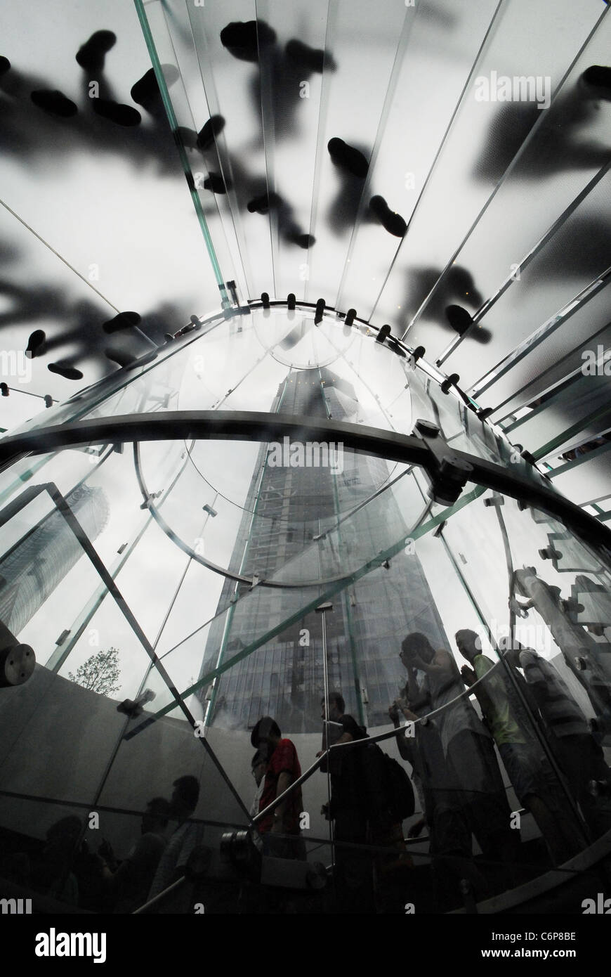 Queuing Apple fans walk in the glass entrance to the underground The ...