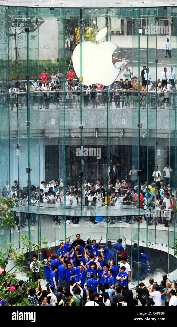 Apple workers celebrate The opening of the first Apple store in ...