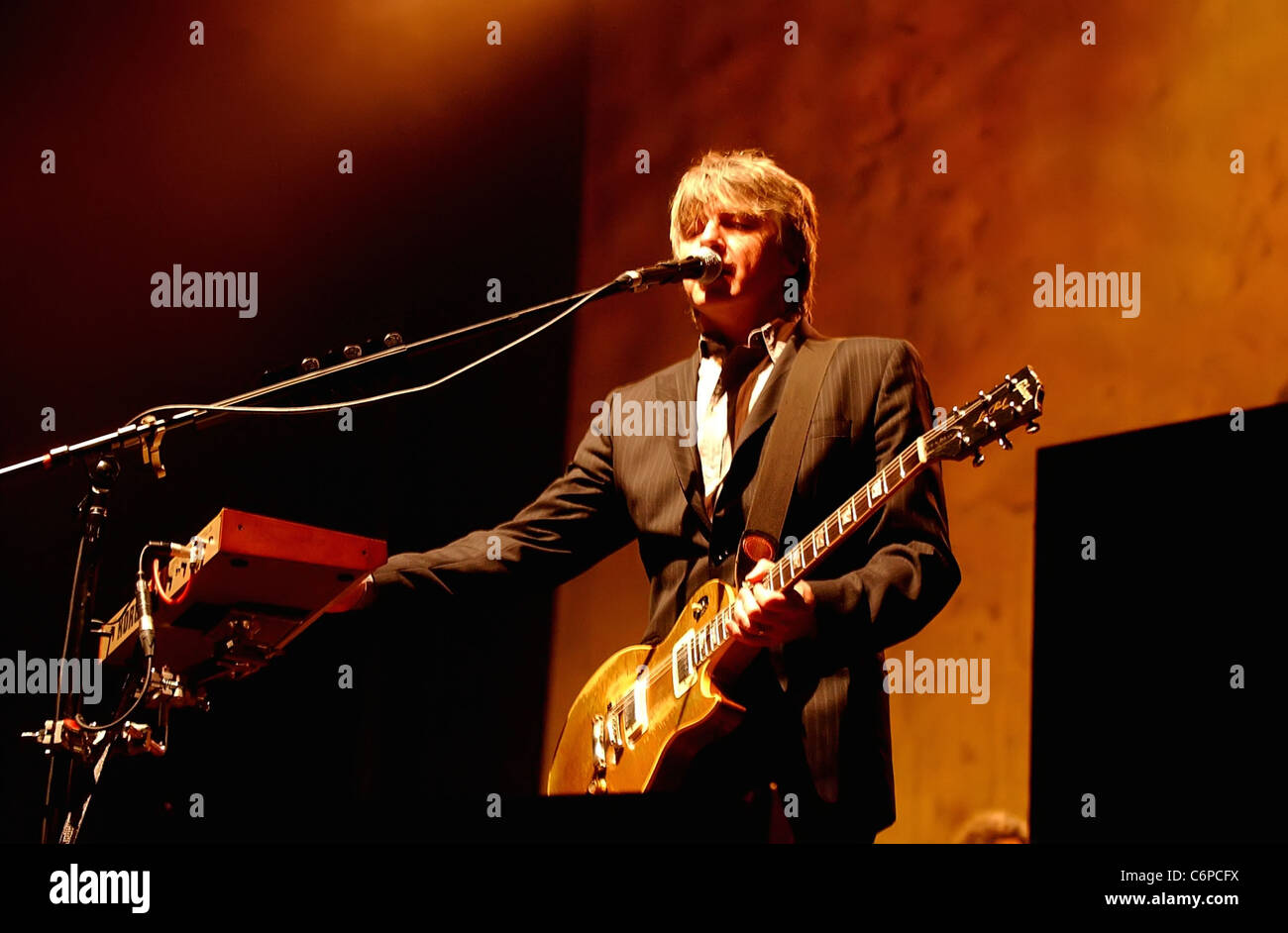 Crowded house singer hi-res stock photography and images - Alamy