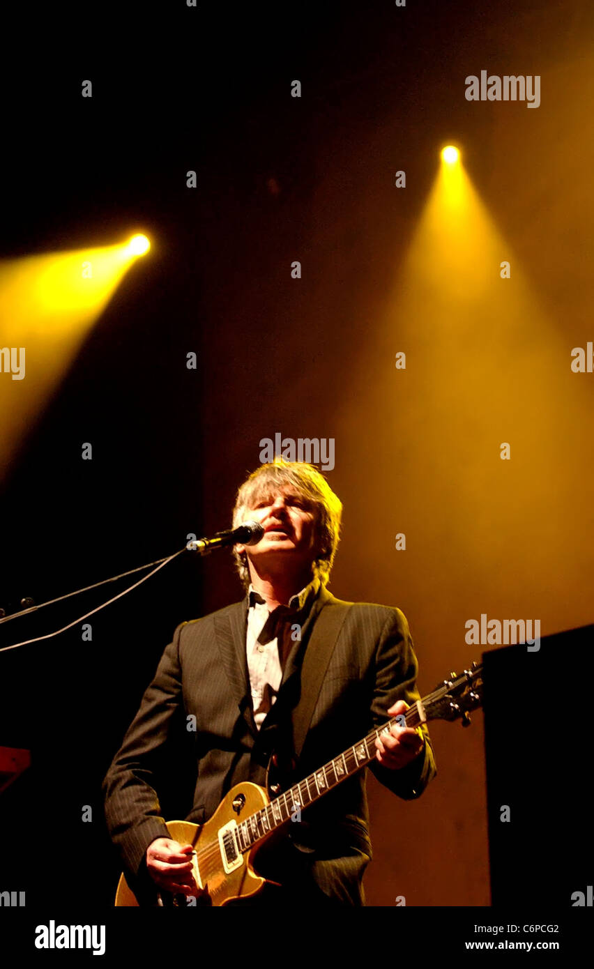 Crowded house singer hi-res stock photography and images - Alamy