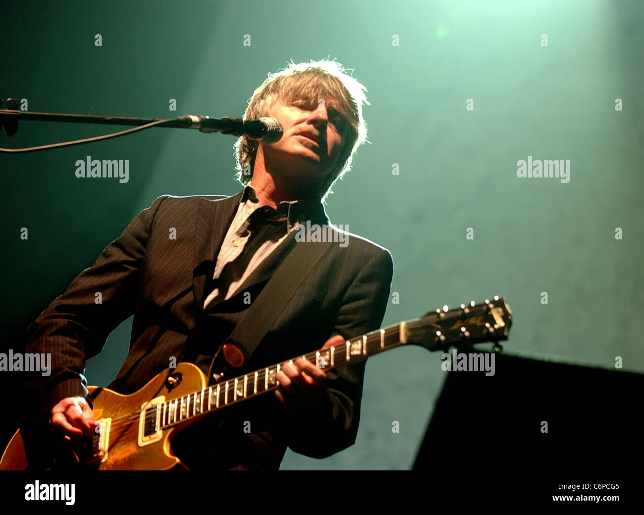 Crowded house singer hi-res stock photography and images - Alamy