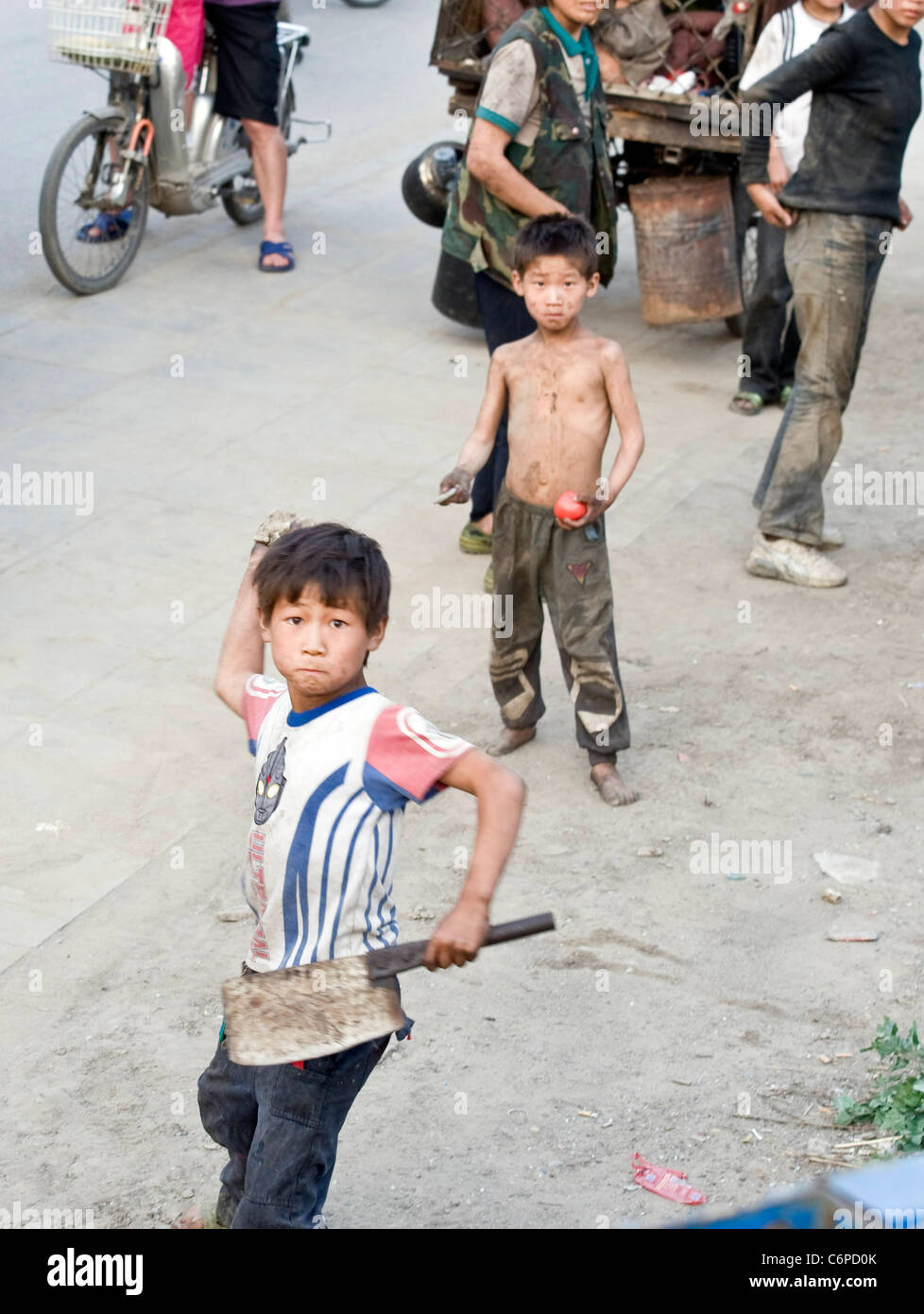 WANDERING FAMILY A homeless family in China has become an odd tourist ...