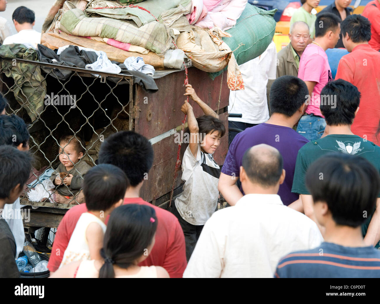 WANDERING FAMILY A homeless family in China has become an odd tourist ...
