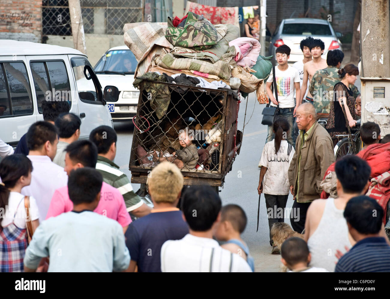 WANDERING FAMILY A homeless family in China has become an odd tourist ...