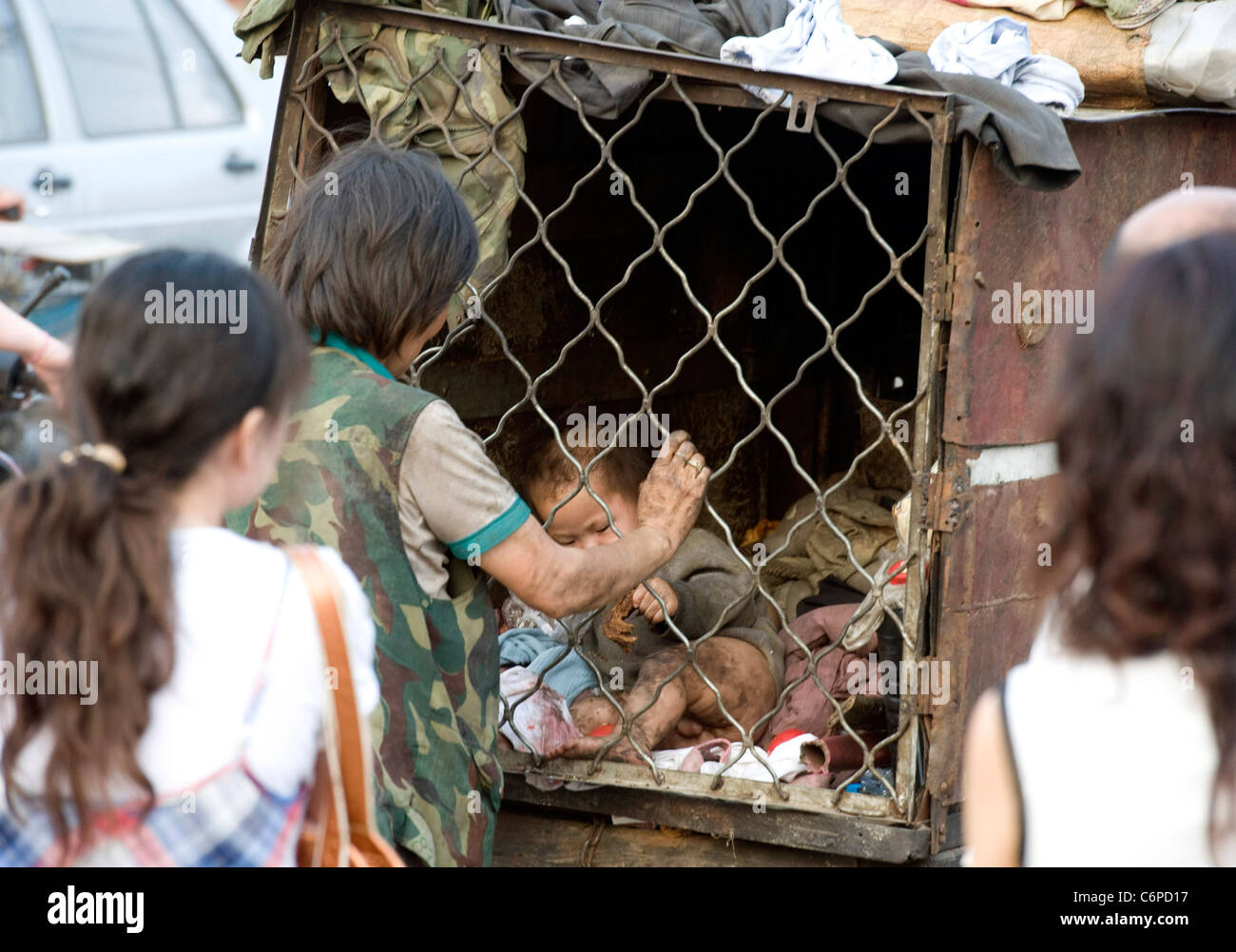WANDERING FAMILY A homeless family in China has become an odd tourist ...