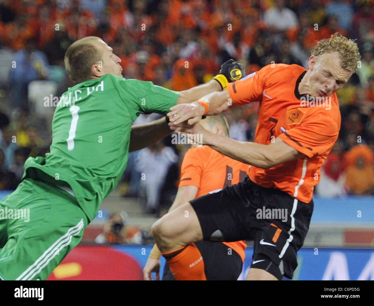 Slovakia goalkeeper Jan Mucha (L) battles Netherlands striker Dirk Kuyt ...