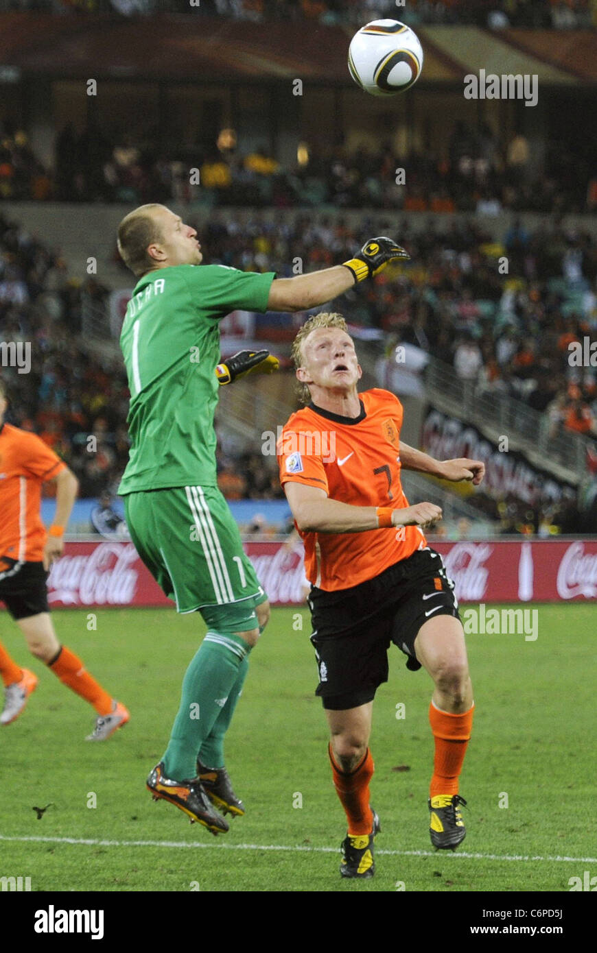 Netherlands striker Dirk Kuyt (C) keeps his eyes on the ball, getting ...