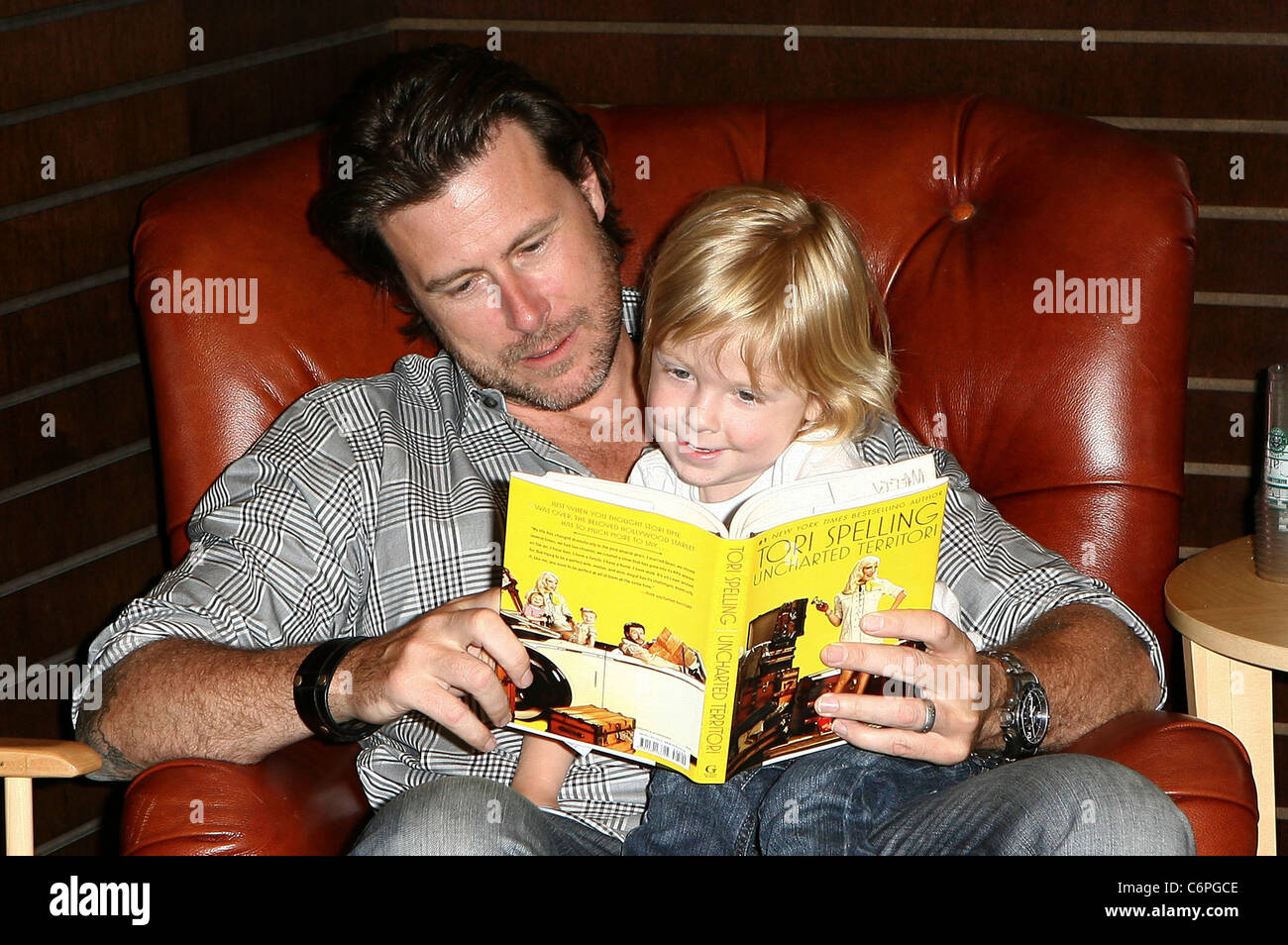 Dean McDermott and son Liam McDermott Tori Spelling signs copies of her ...