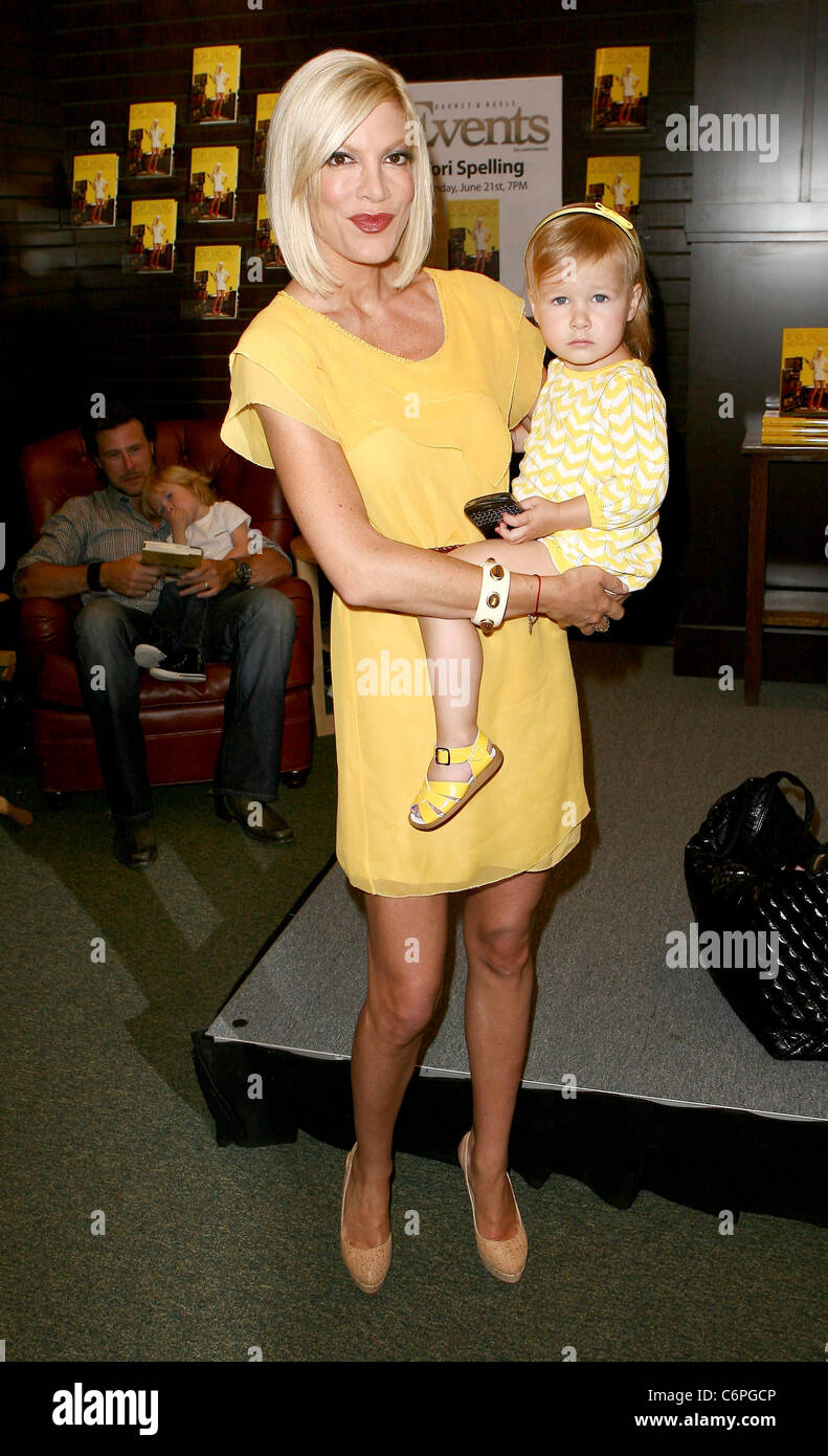 Tori Spelling and daughter Stella McDermott Tori Spelling signs copies ...
