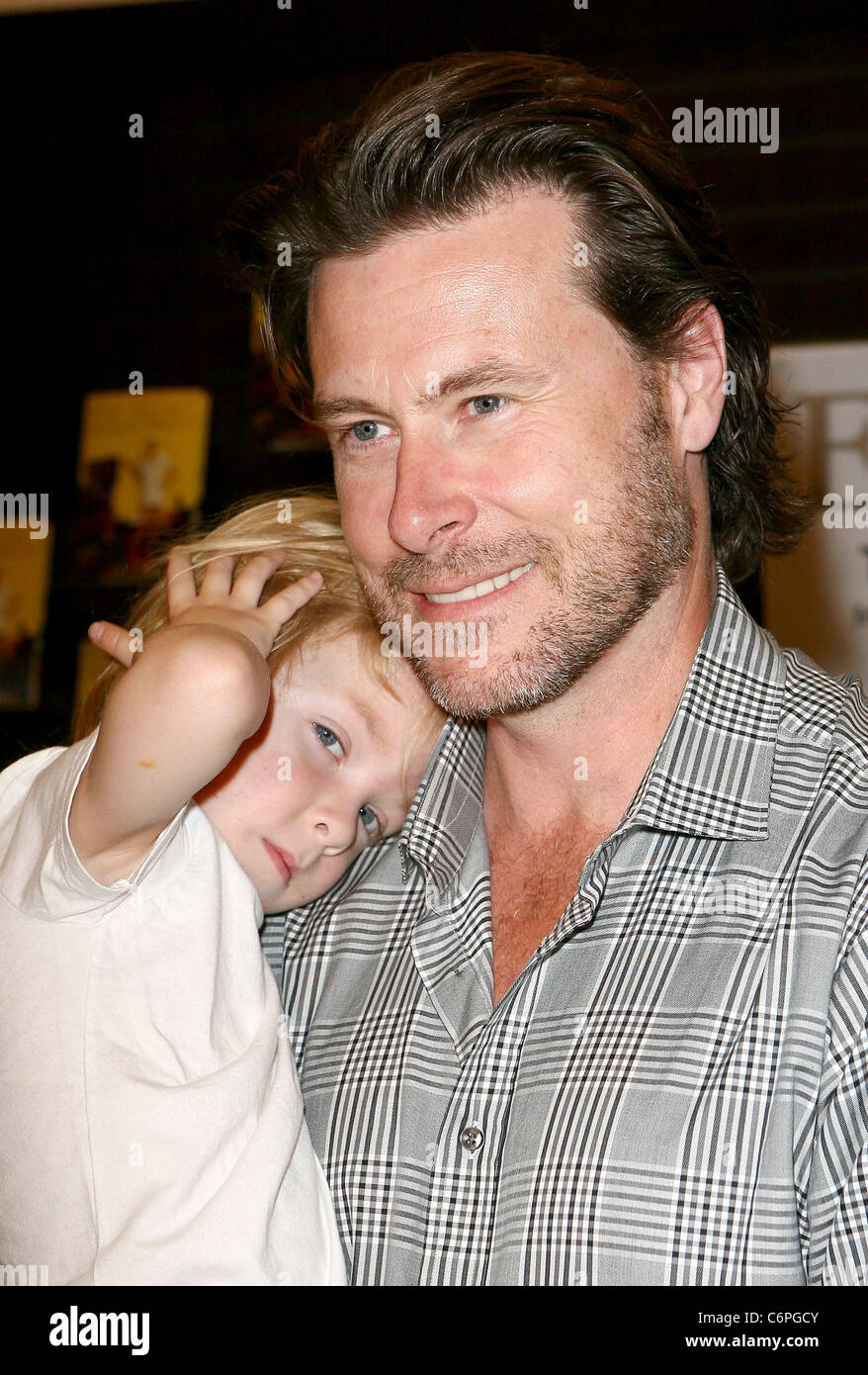 Dean McDermott and son Liam McDermott Tori Spelling signs copies of her ...