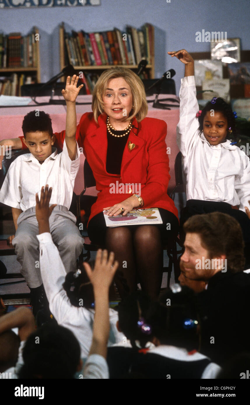 Hillary clinton reading children hi-res stock photography and images ...
