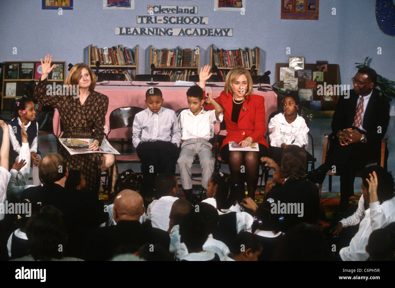 Hillary Clinton First Lady reads children kids reading school cleveland ...