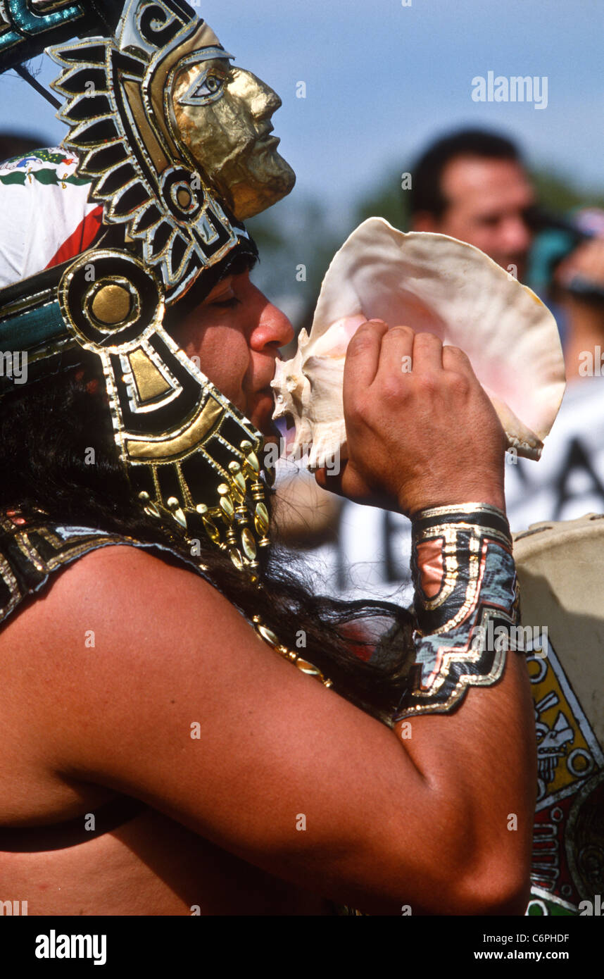 Immigration costume hi-res stock photography and images - Alamy