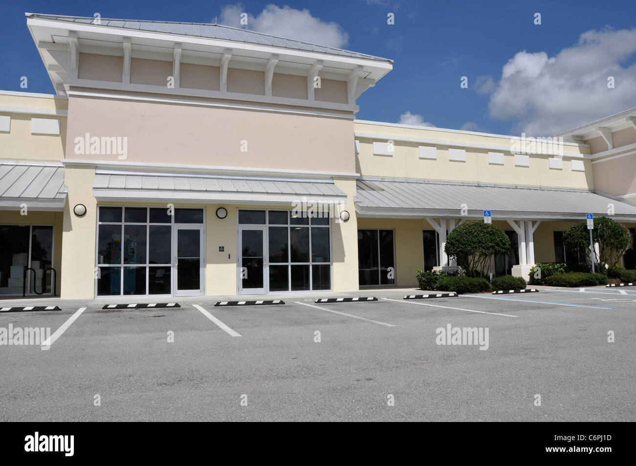 Mall small exterior hi-res stock photography and images - Alamy