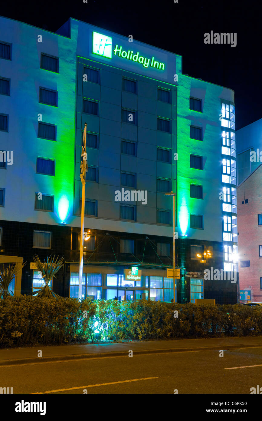 Holiday Inn Hotel at night Stock Photo - Alamy