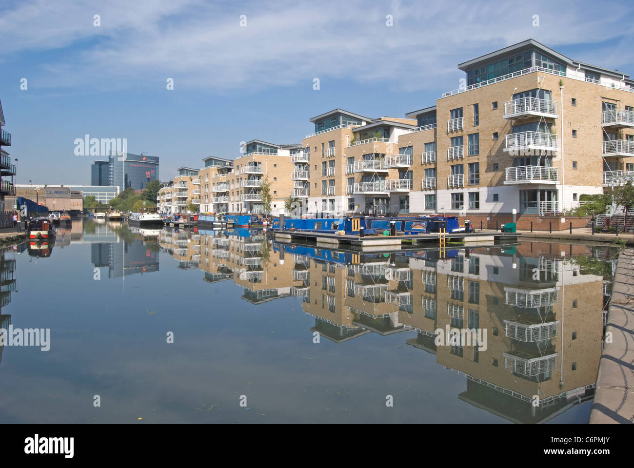 apartments at brentford lock, on the grand union canal in brentford ...