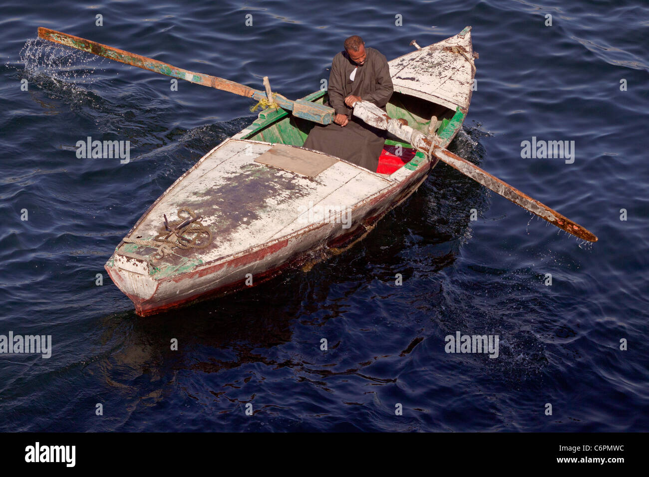 Local Egyptian trader rows across the Nile Stock Photo - Alamy