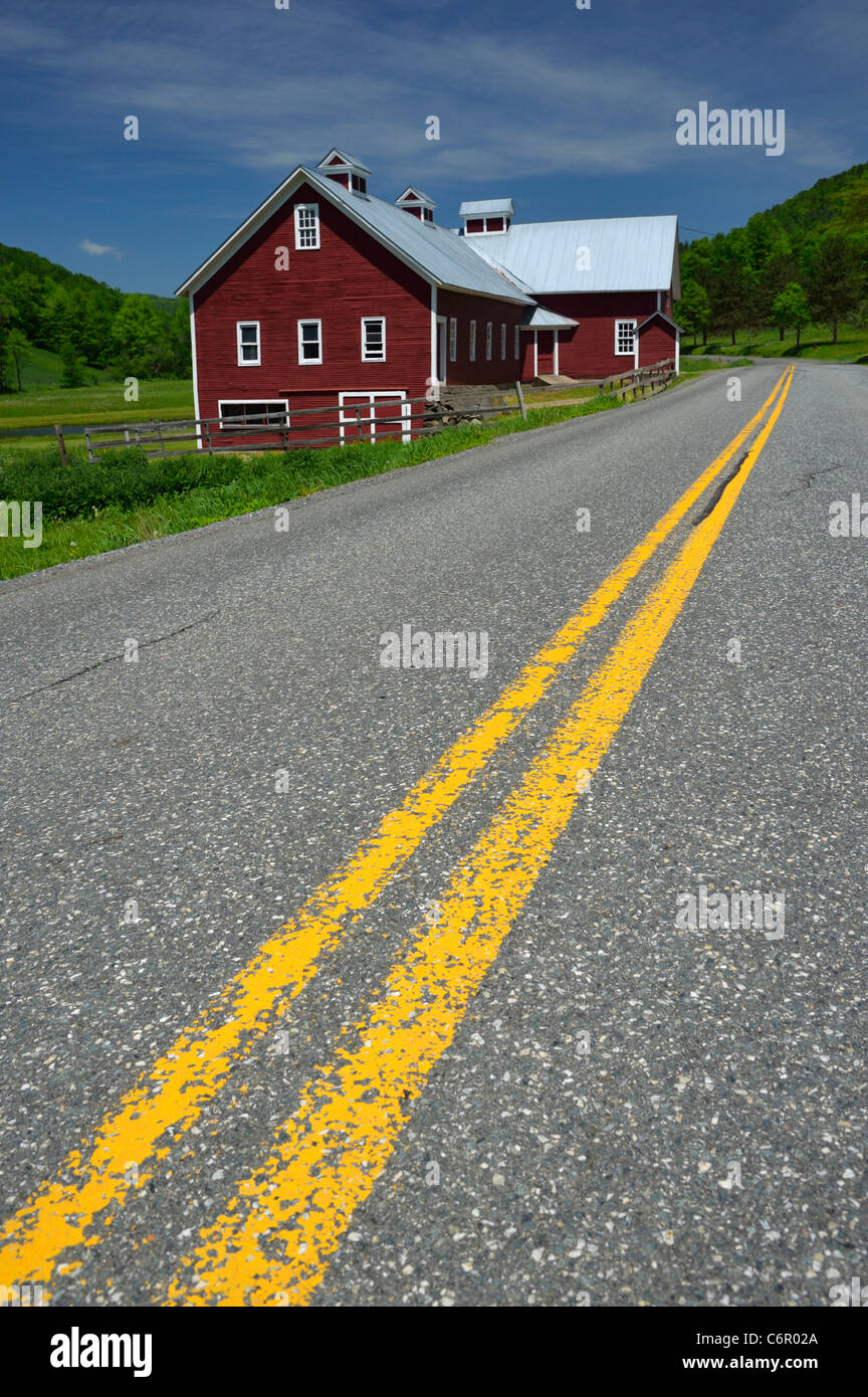 Traditional american farm house hi-res stock photography and images - Alamy