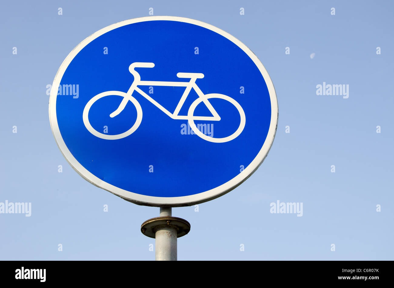 White bicycle sign in blue background. Road sign bicycle path Stock ...