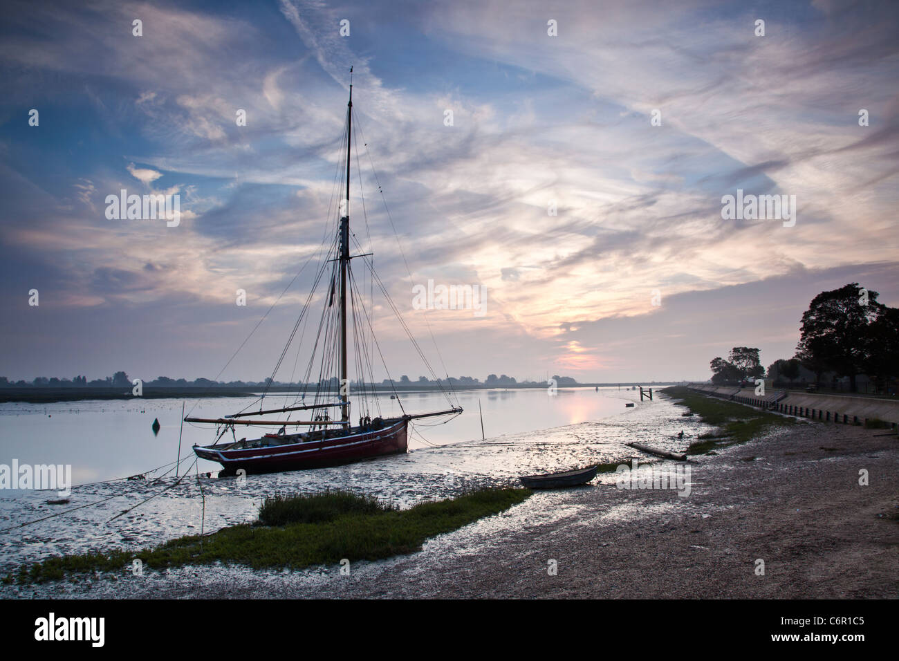 Barge Moored on Blackwater Estuary at Maldon during Ebb Tide Stock ...