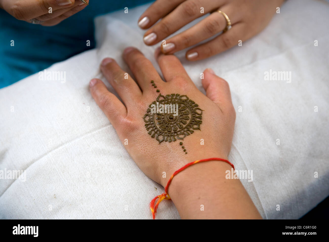 Indian woman painting hand henna hi-res stock photography and images ...