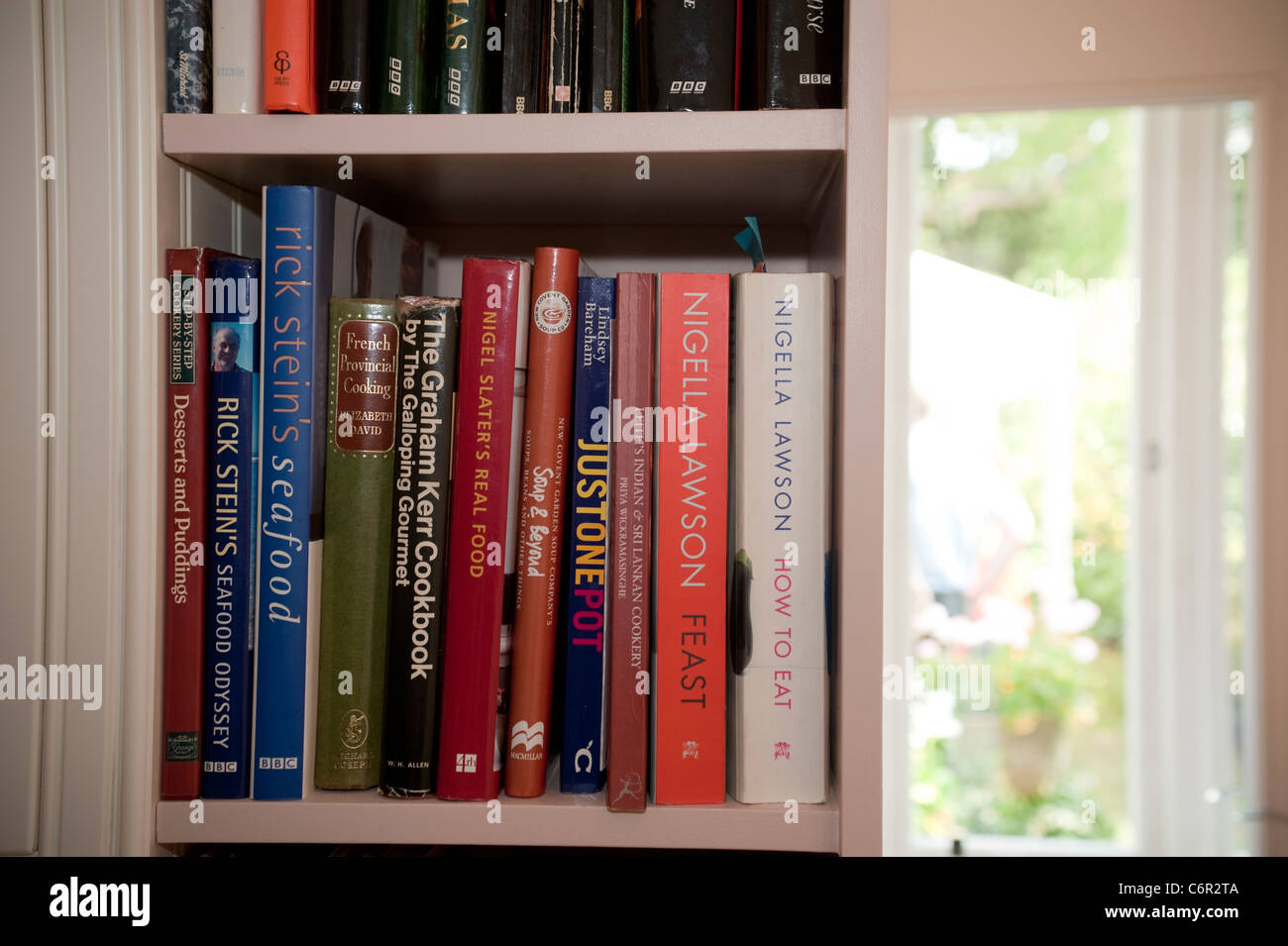 Cookbook shelf hi-res stock photography and images - Alamy