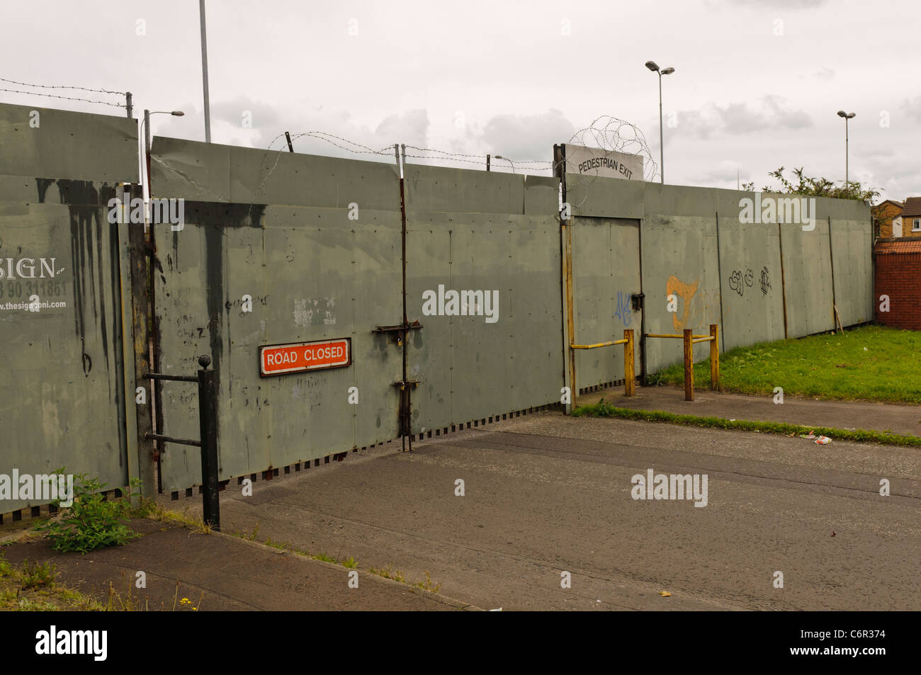 Road closed gate hi-res stock photography and images - Alamy