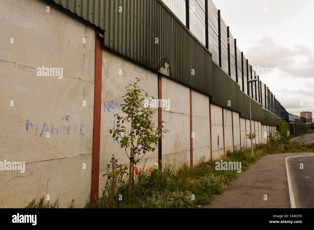 Part of one of the Belfast "Peace Walls Stock Photo - Alamy