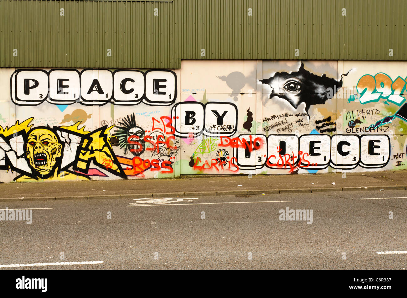 Part of one of the Belfast "Peace Walls Stock Photo - Alamy