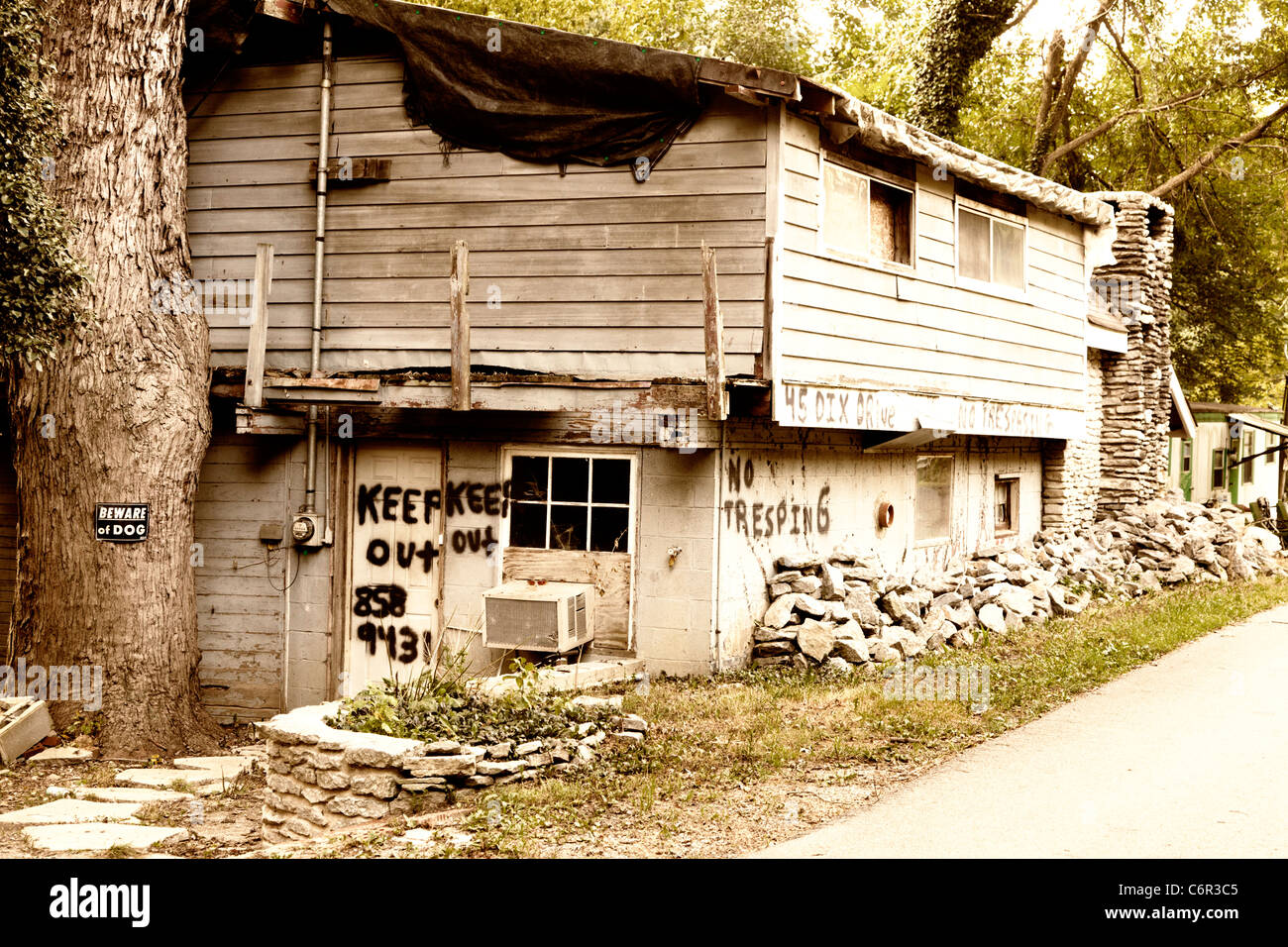 Condemned house hi-res stock photography and images - Alamy