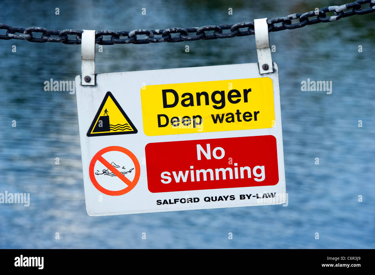 Danger deep water no swimming sign hi-res stock photography and images ...