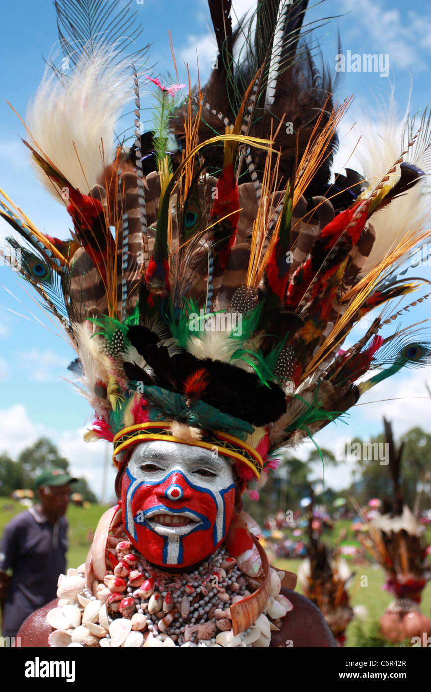 Papua new guinea feathers headdress hi-res stock photography and images ...