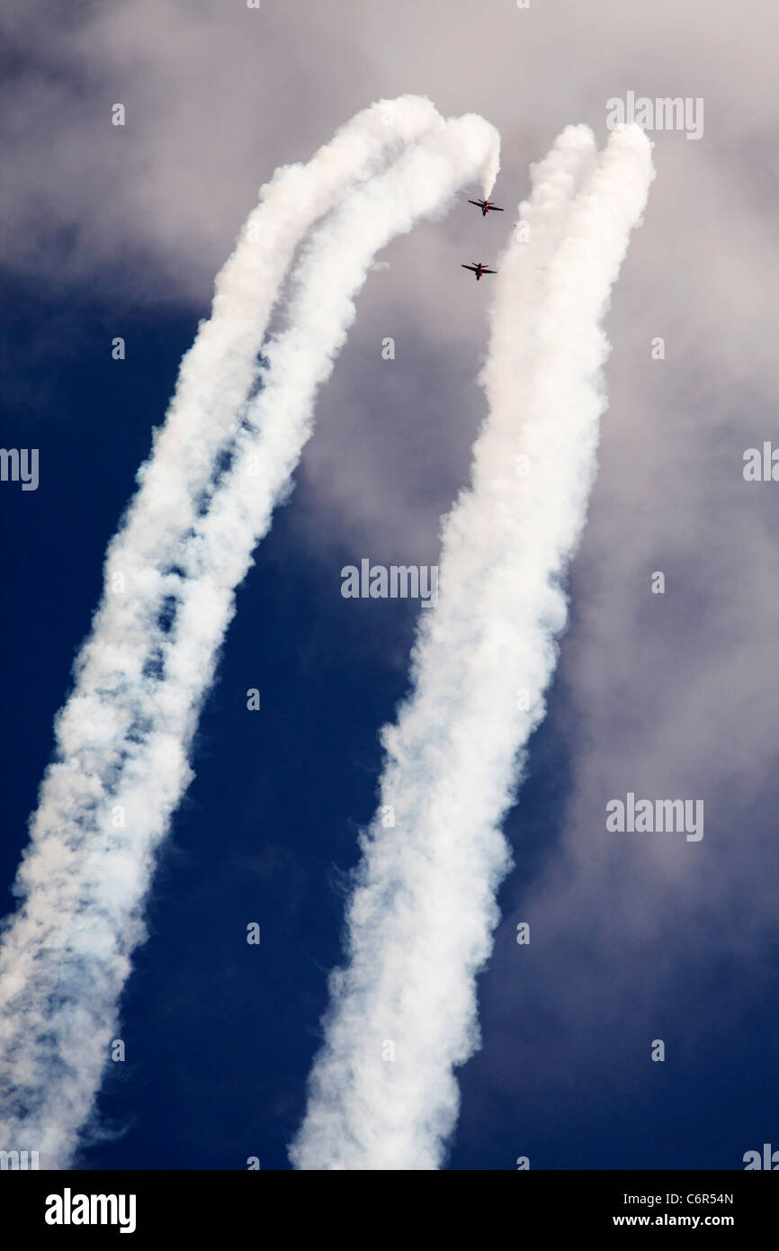 White vapour trails hi-res stock photography and images - Alamy