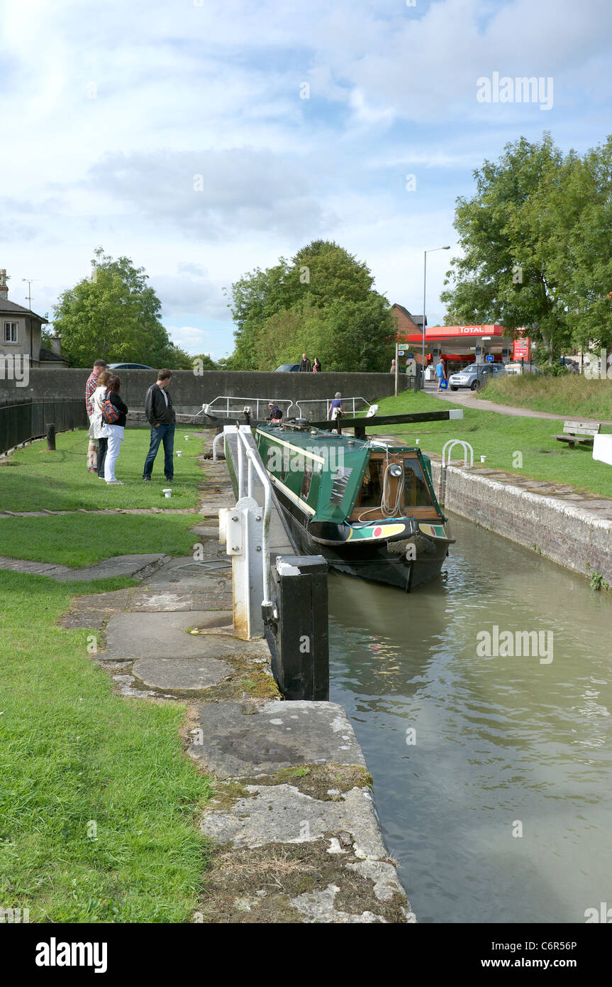 Narrow boat leaving locks at Devizes Stock Photo - Alamy