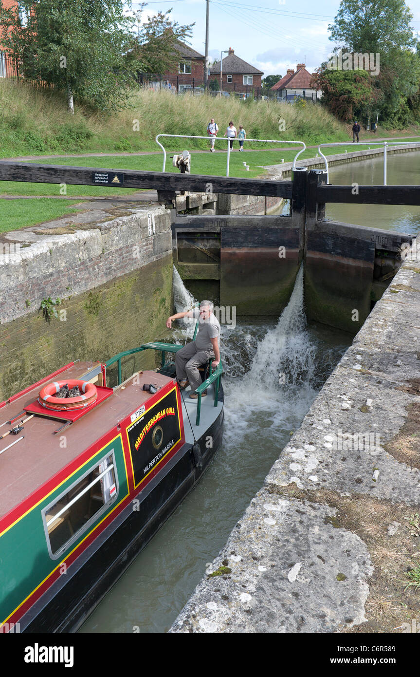 Narrow boat leaving locks at Devizes Stock Photo - Alamy