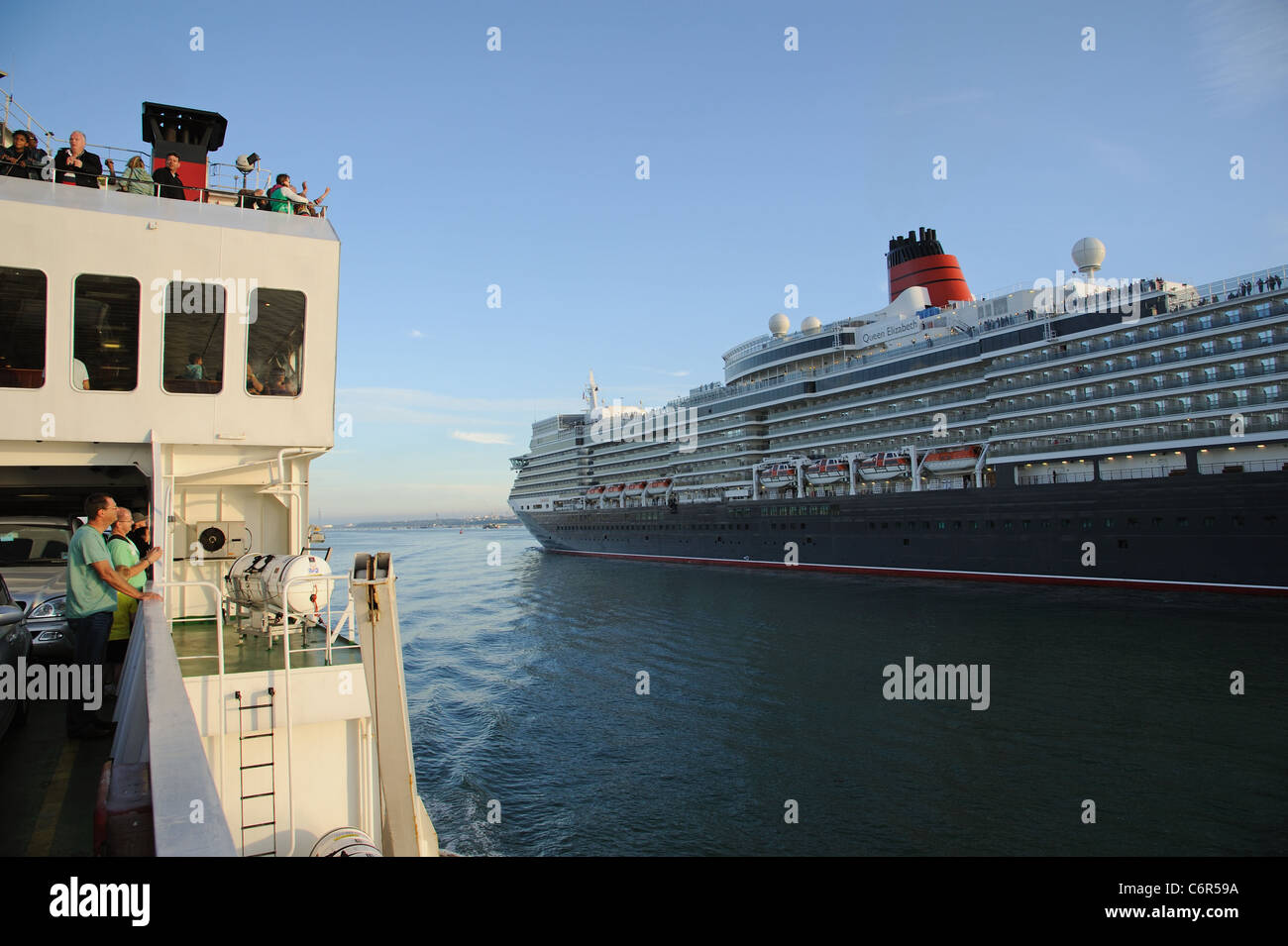 Cruise ship queen elizabeth ferry hi-res stock photography and images ...