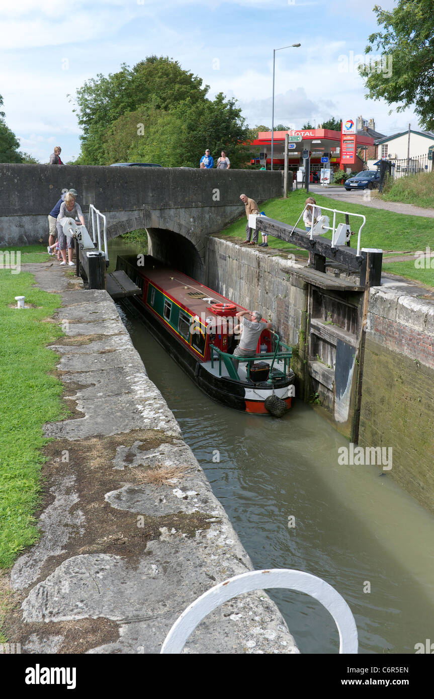 Narrow boat leaving locks at Devizes Stock Photo - Alamy