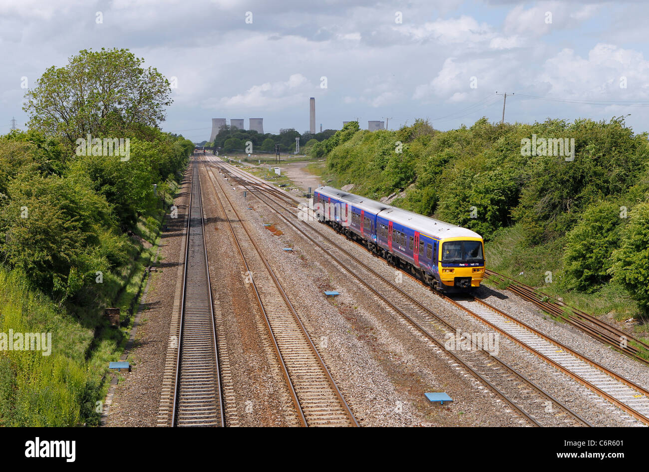 First Great Western 165117 forms an Oxford - London Paddington service ...