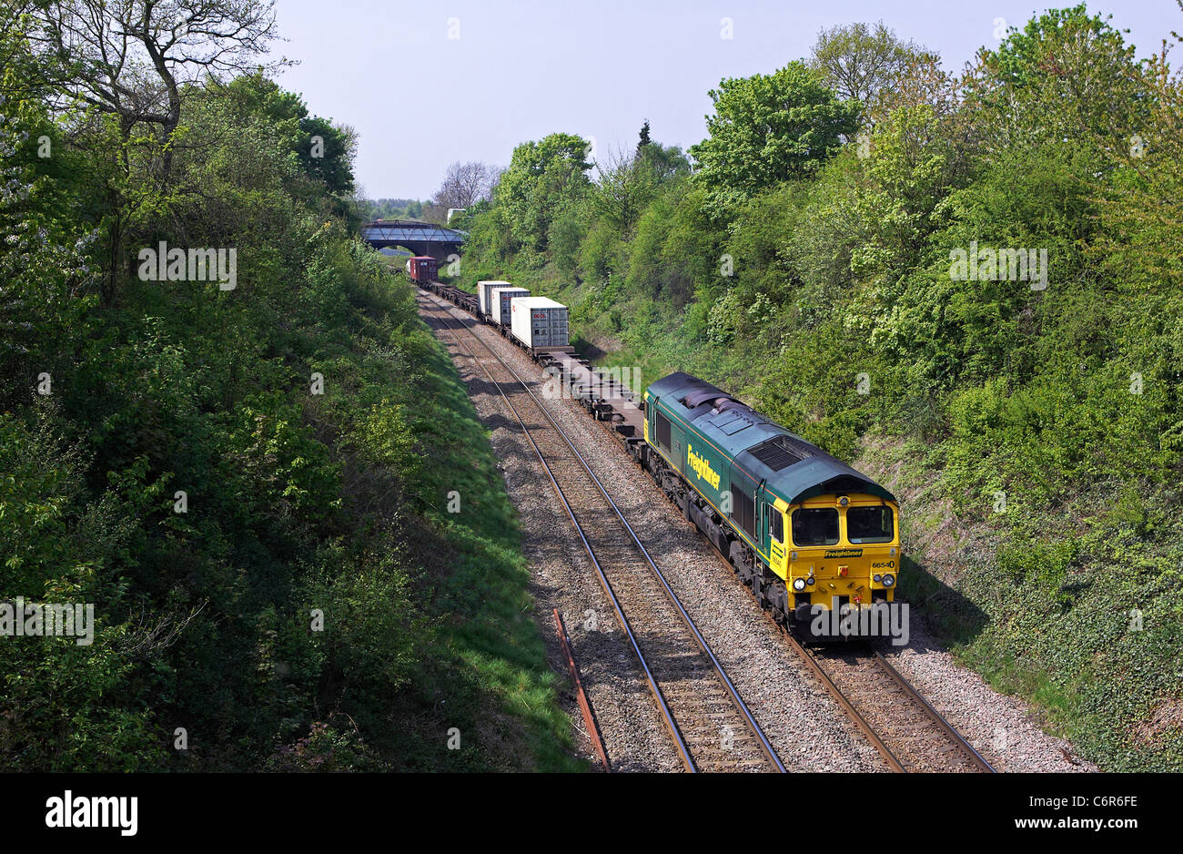 Freightliner 66540 heads a Leeds - Sotuhampton liner through Streetly ...