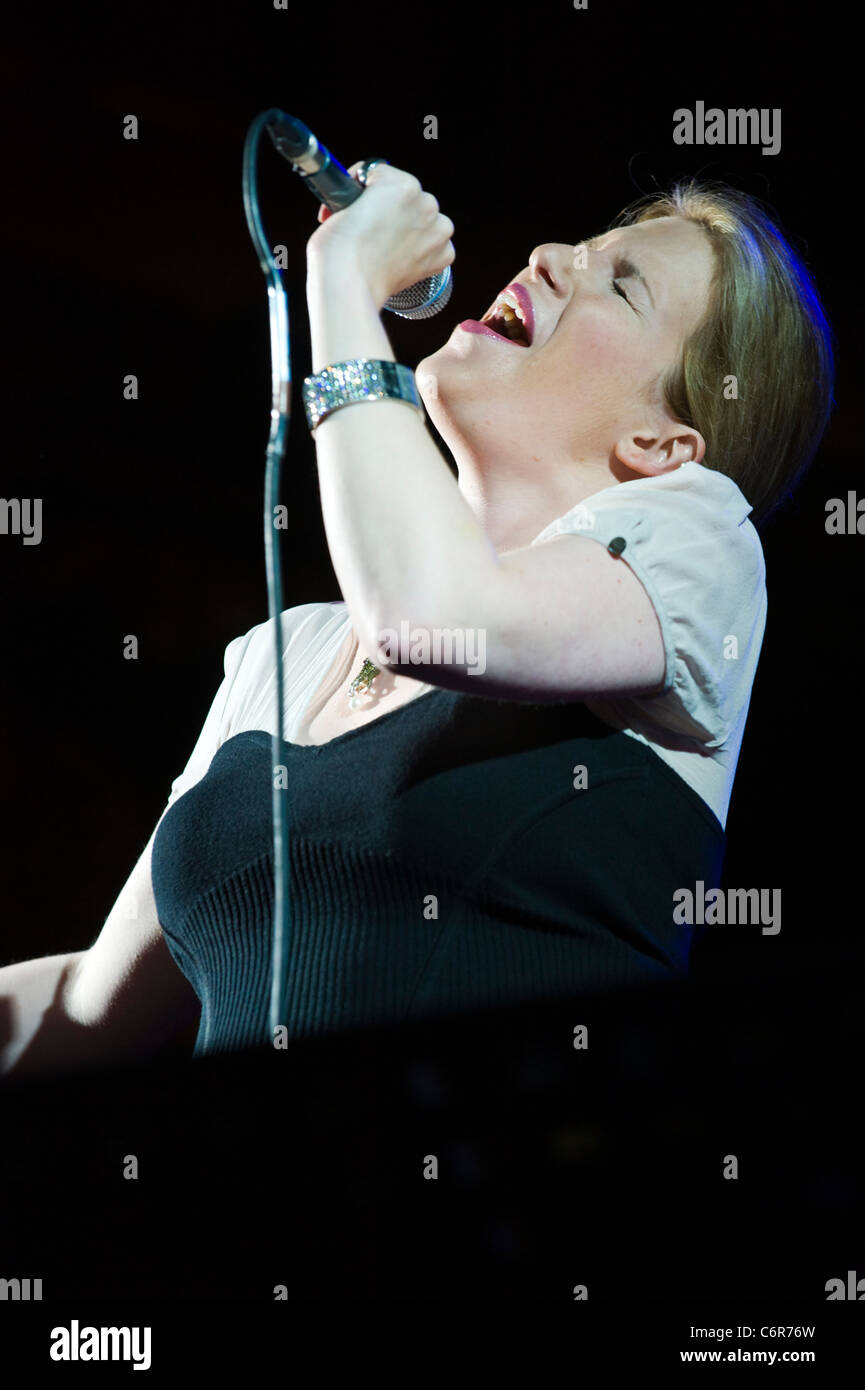 Singers singer sing hi-res stock photography and images - Alamy