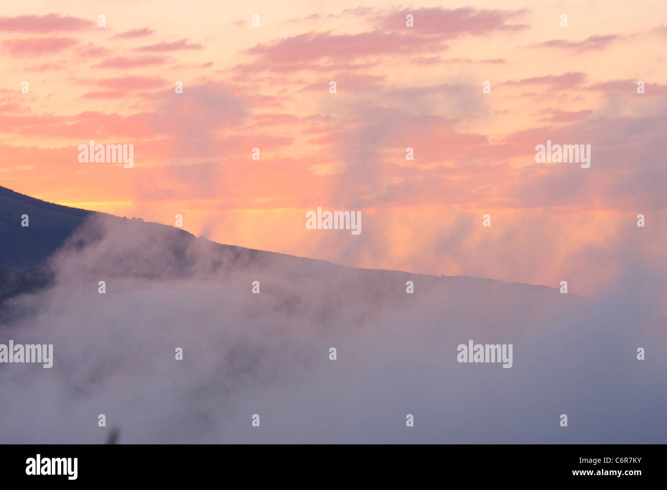 Mist over the valley hi-res stock photography and images - Alamy