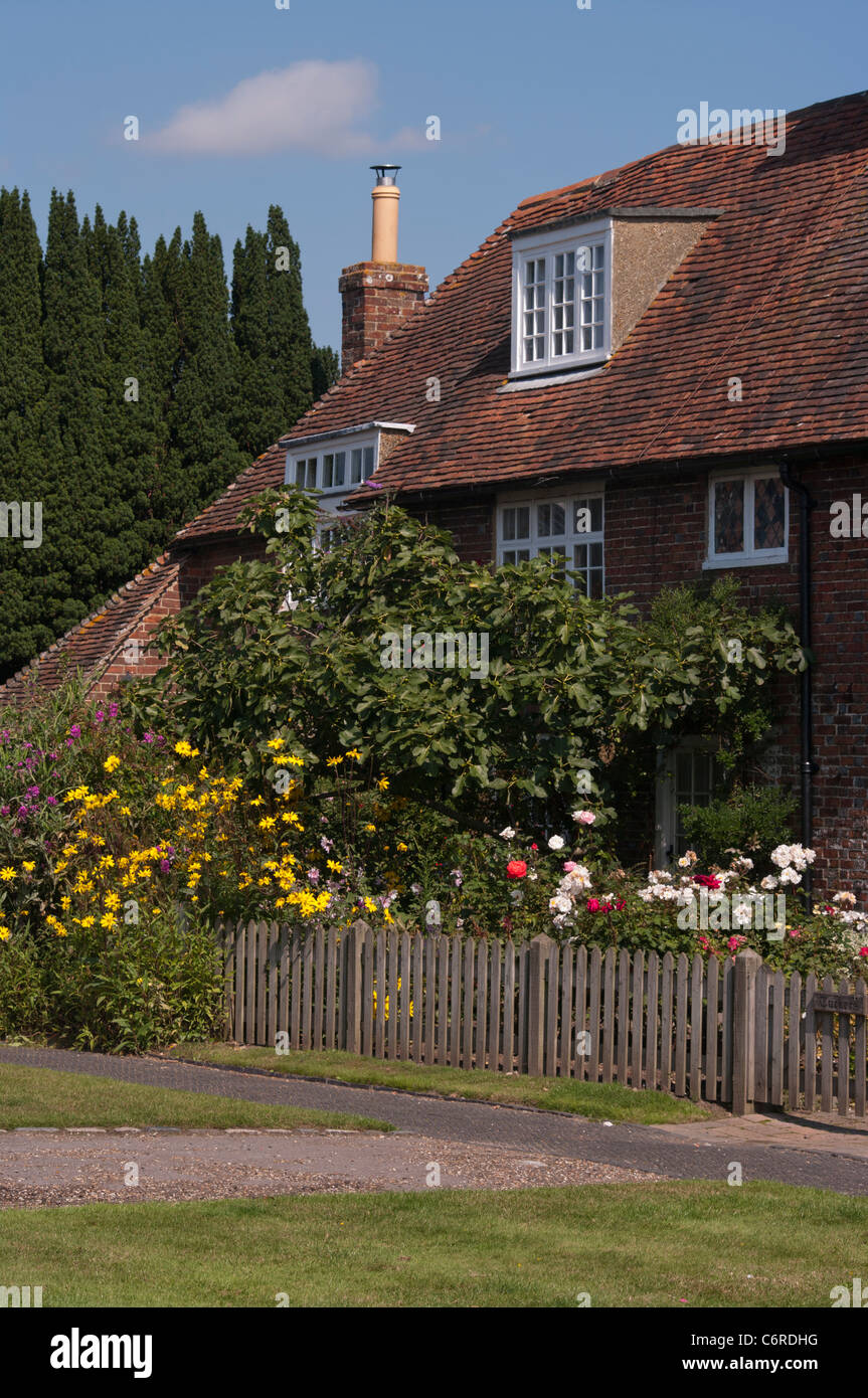 Detached house uk garden hi-res stock photography and images - Alamy