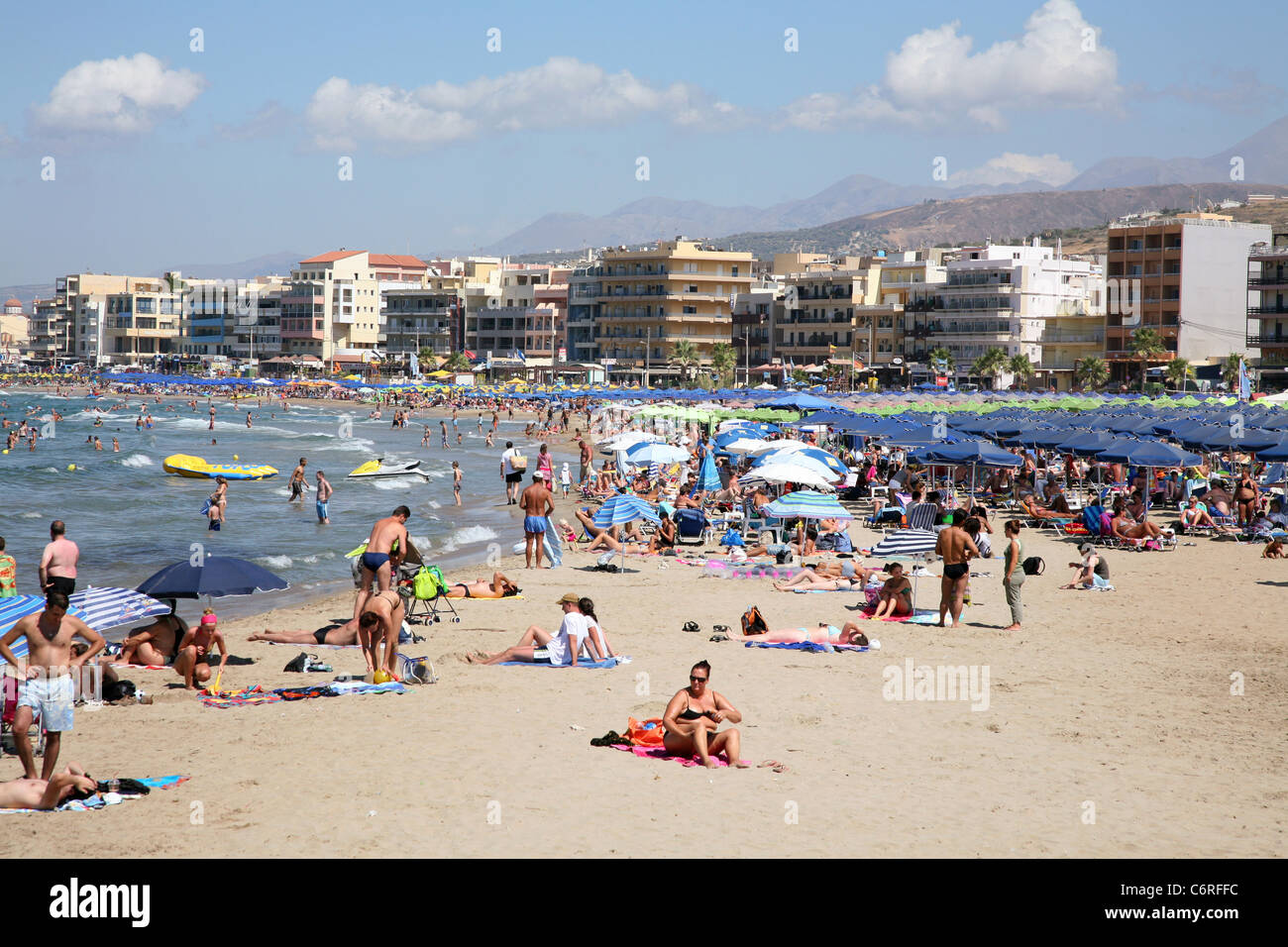 Overcrowded beach hi-res stock photography and images - Alamy