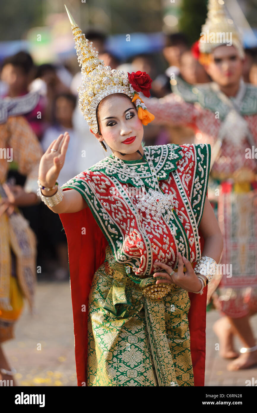 Fawn thai dance hi-res stock photography and images - Alamy