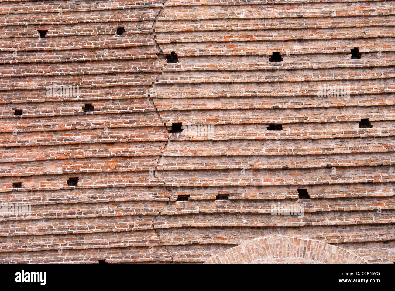 Crack wall subsidence hi-res stock photography and images - Alamy