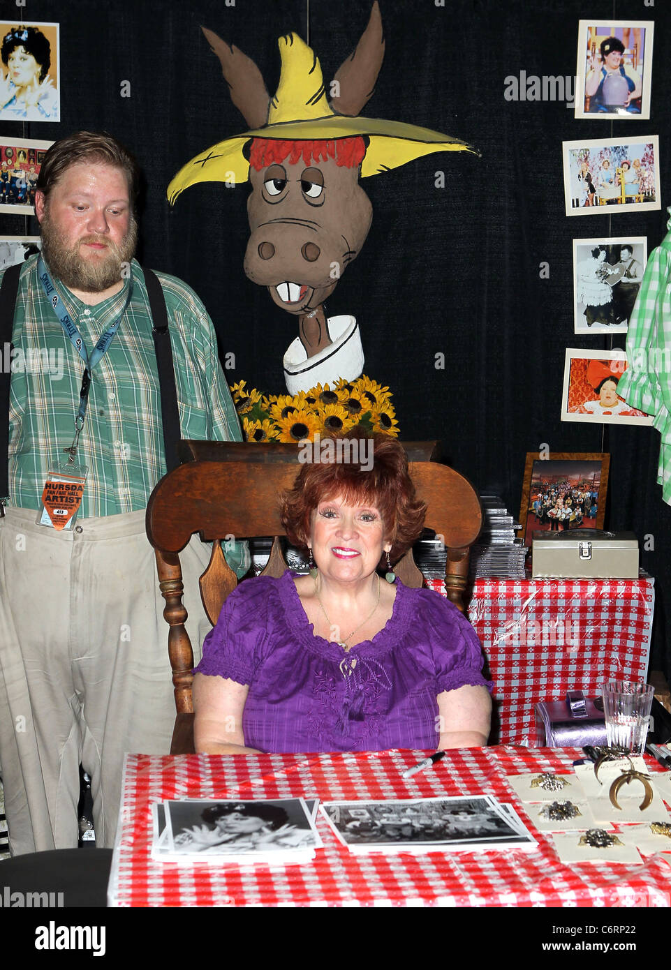 Lulu Roman Meet and greet and autograph session at the 2010 CMA Music ...